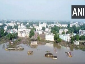 Tamil Nadu: Buildings go under water in Tirunelveli as river in spate ...